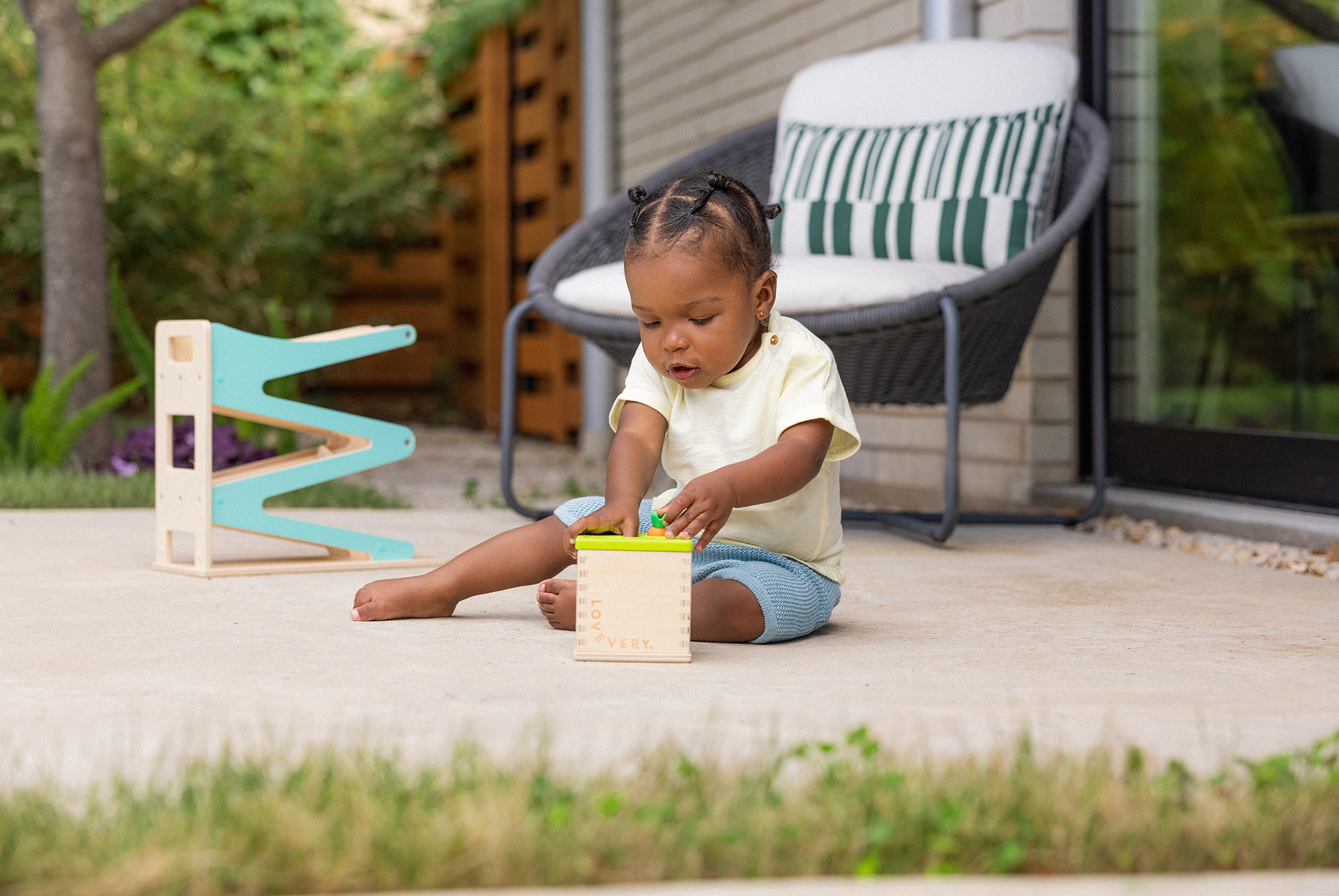 Niño Jugando Con Objetos Naturales