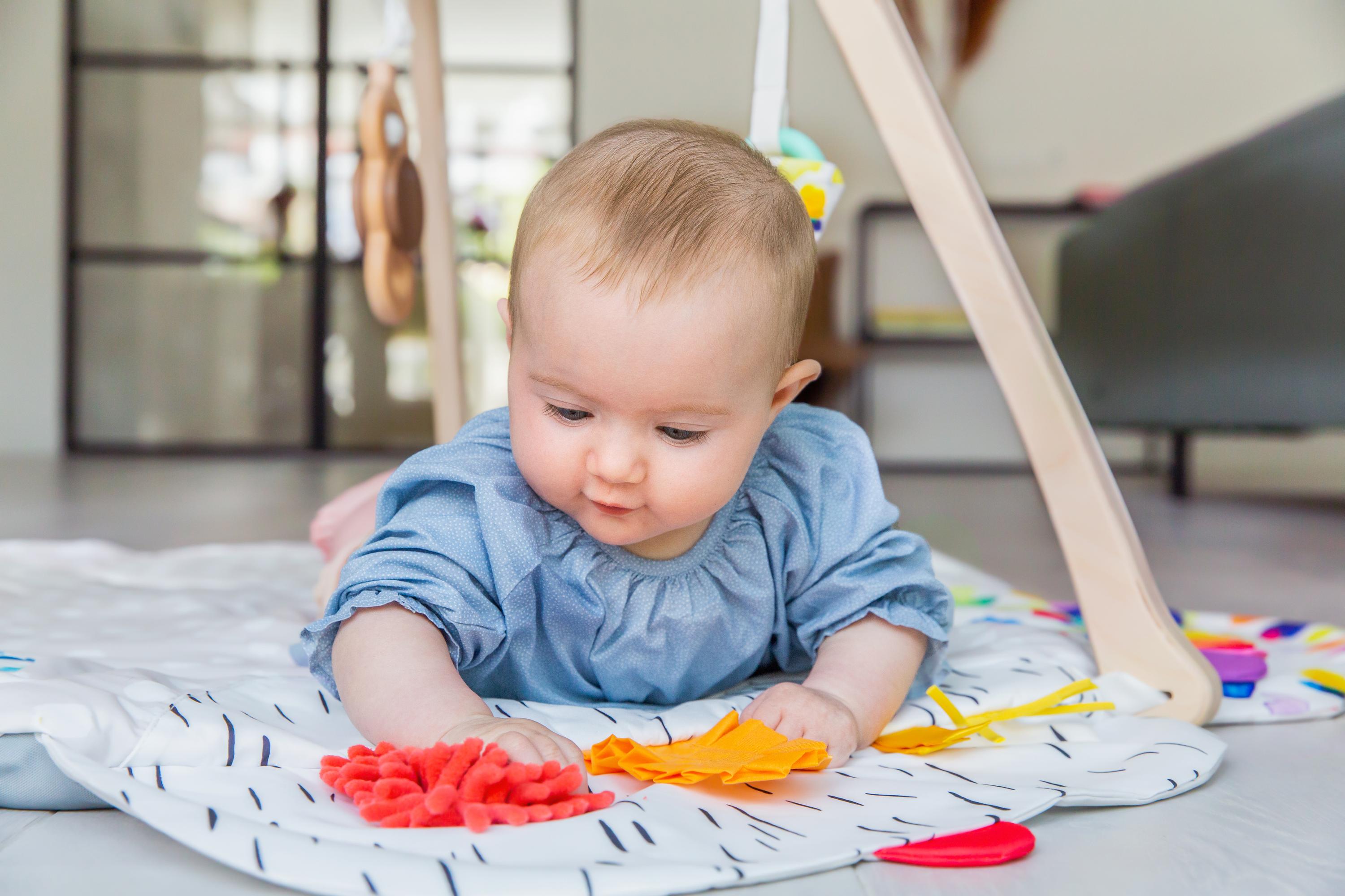 Cómo desarrollar la visión de tu bebé | Lovevery